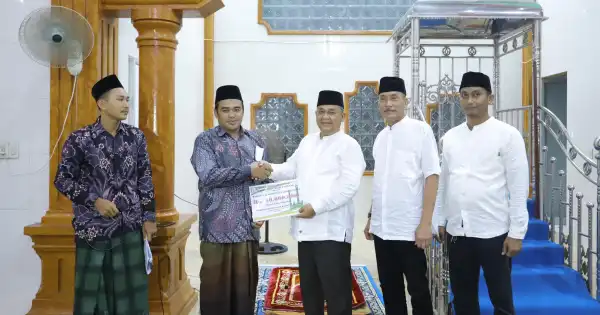 Safari Ramadhan di Bendahara, Pj Bupati Asra Lelang Wakaf untuk ...