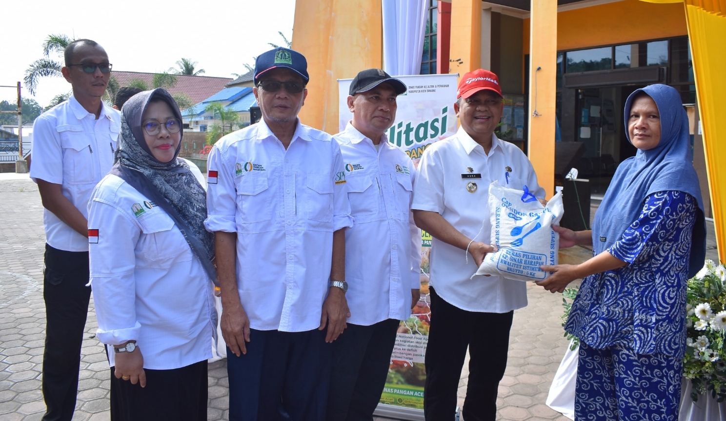 Buka Gerakan Pangan Murah di Kualasimpang, Ini Arahan Pj Bupati Asra