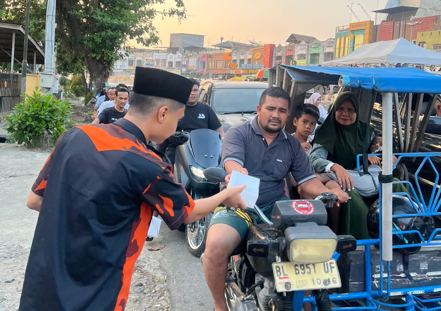 SAPMA PP Aceh Tamiang Bagikan 100 Paket Takjil untuk Masyarakat