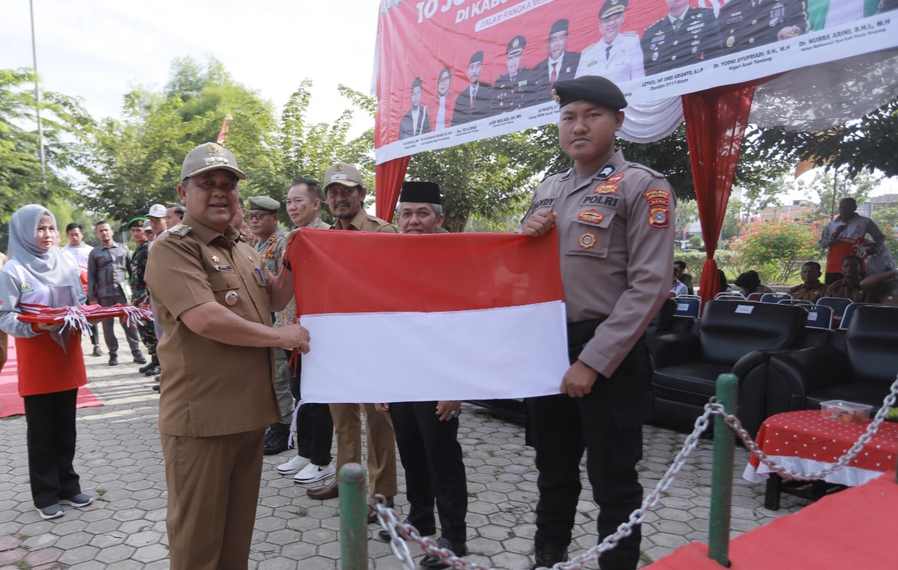Pj Bupati Asra Pimpin Apel Pencanangan Gerakan Pembagian 10 Juta Bendera Merah Putih