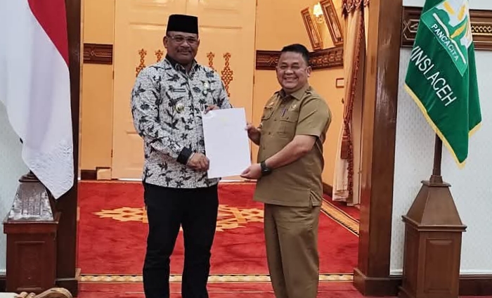 Pj Gubernur Safrizal Serahkan SK Perpanjangan Pj Bupati Aceh Tamiang
